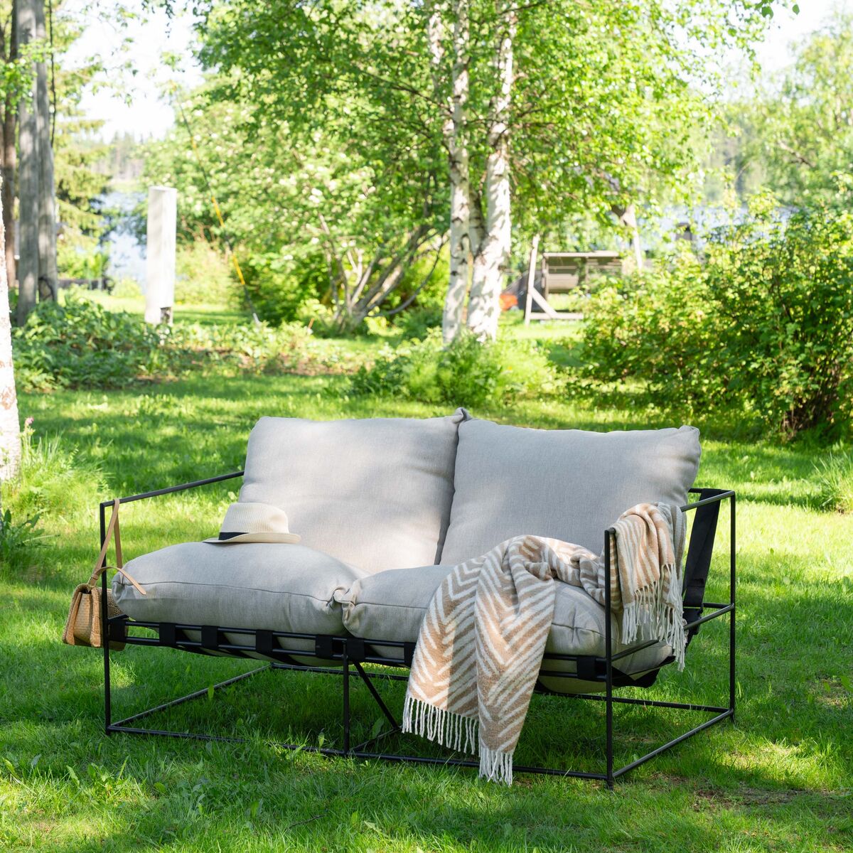 Siro 2-istuttava sohva musta/hiekka - veke.fi